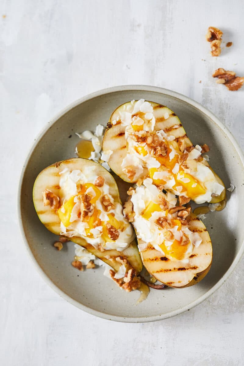 Geroosterde peer met kokosyoghurt en mango | Miljuschka