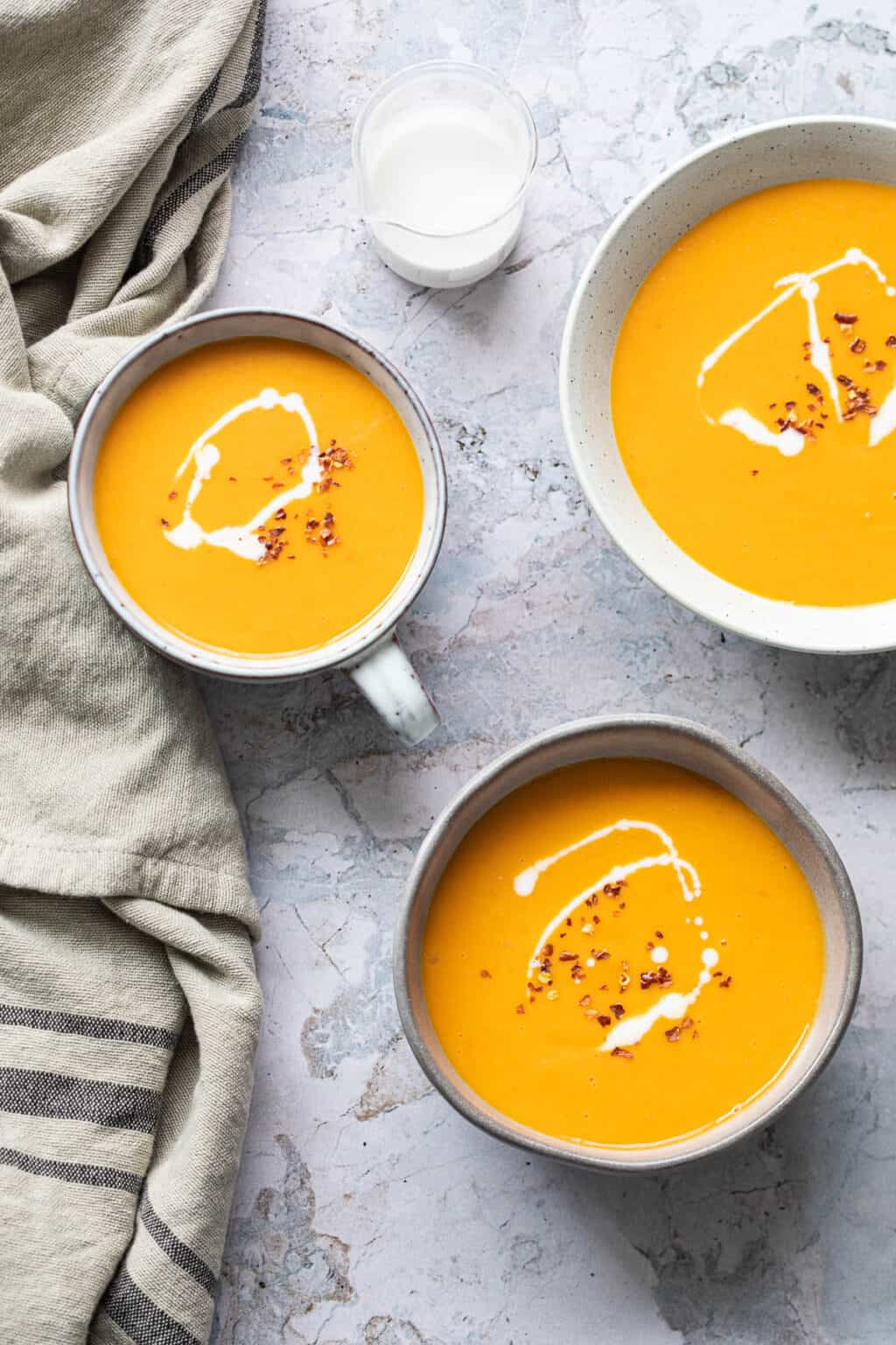 Zoete aardappelsoep recept: Zoete aardappelsoep met chilivlokken ...