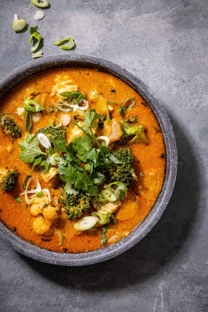Gele curry met vis, zoete aardappel en wortel | Miljuschka
