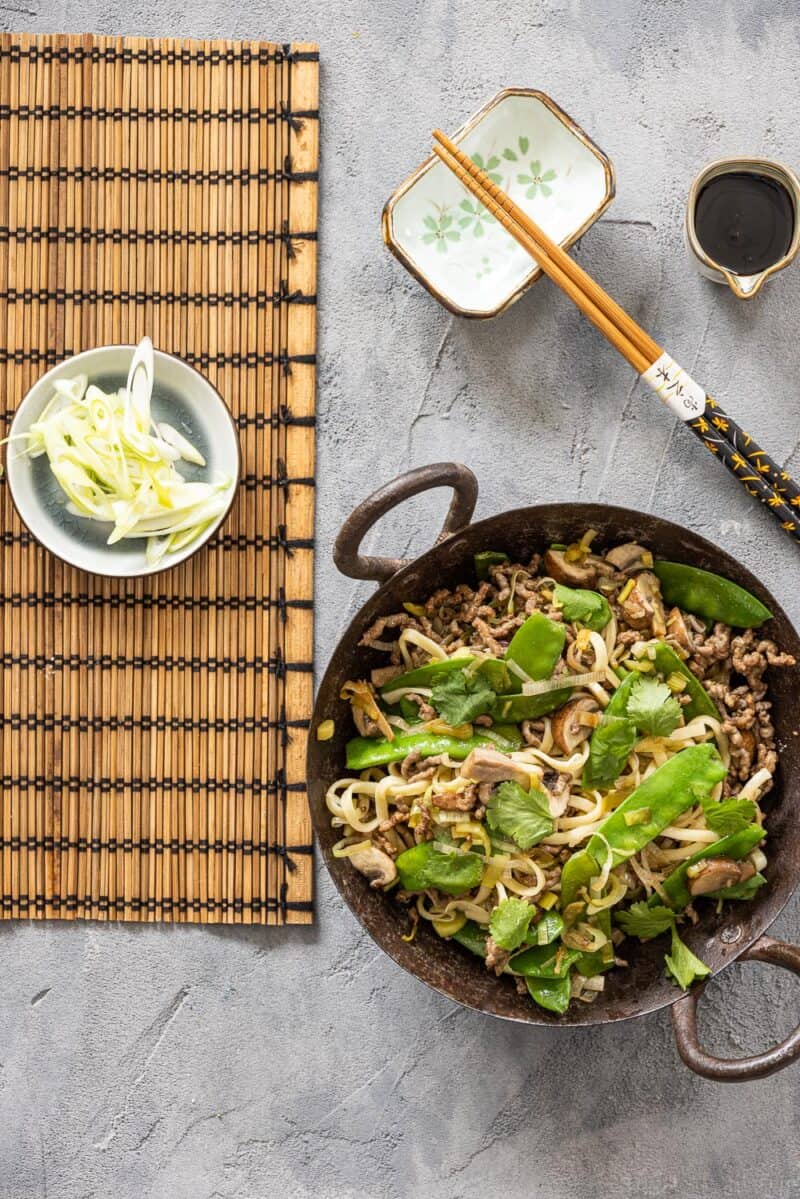 Snelle roerbak met groene kool en biefstukpuntjes | Miljuschka