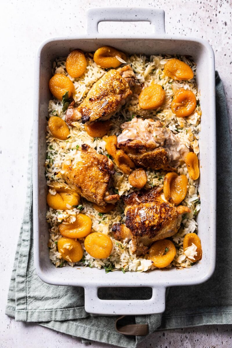 Kippendijen met abrikozen en rijst uit de oven | Miljuschka