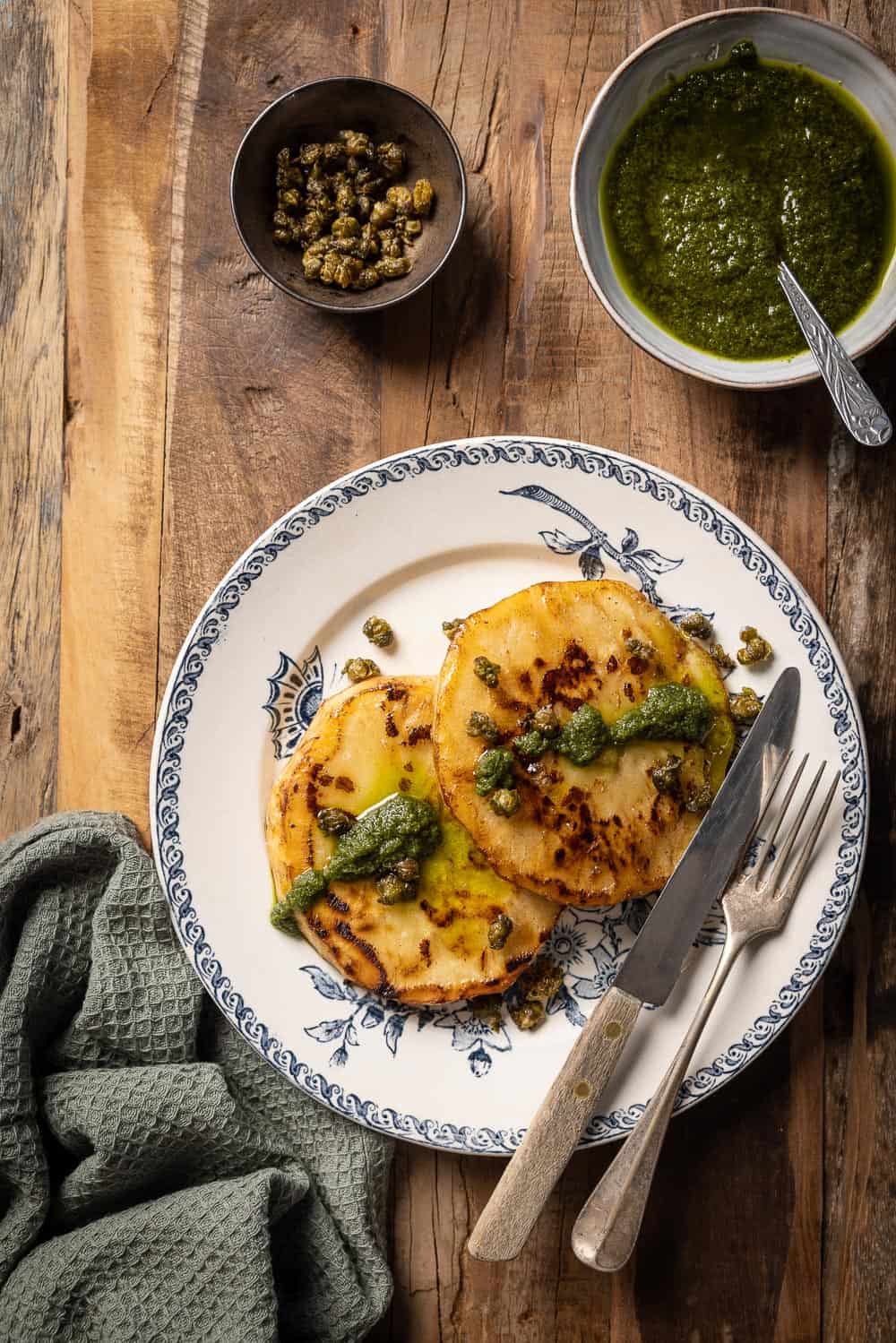 Knolselderijsteak met Italiaanse groene kruidensaus en (veel ...