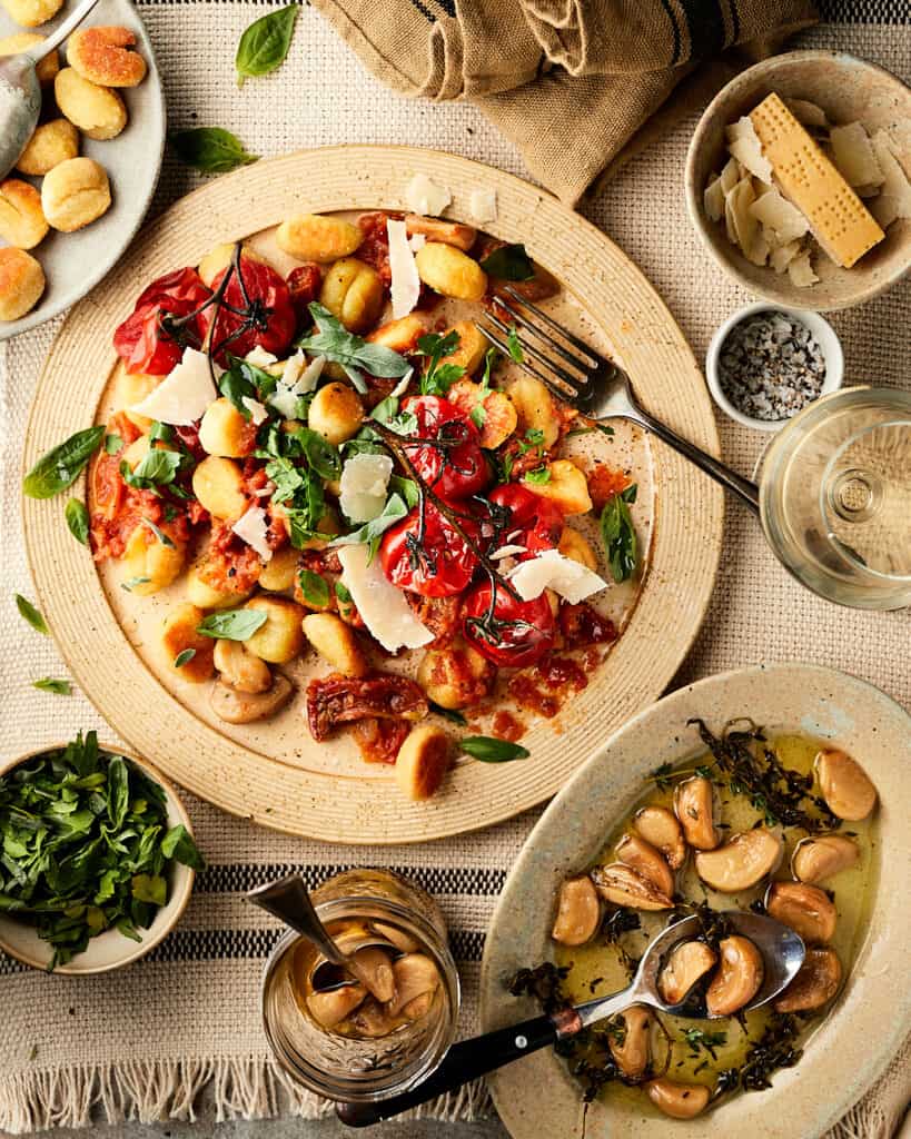 Gebakken gnocchi met tomaat en gekonfijte knoflook - Miljuschka