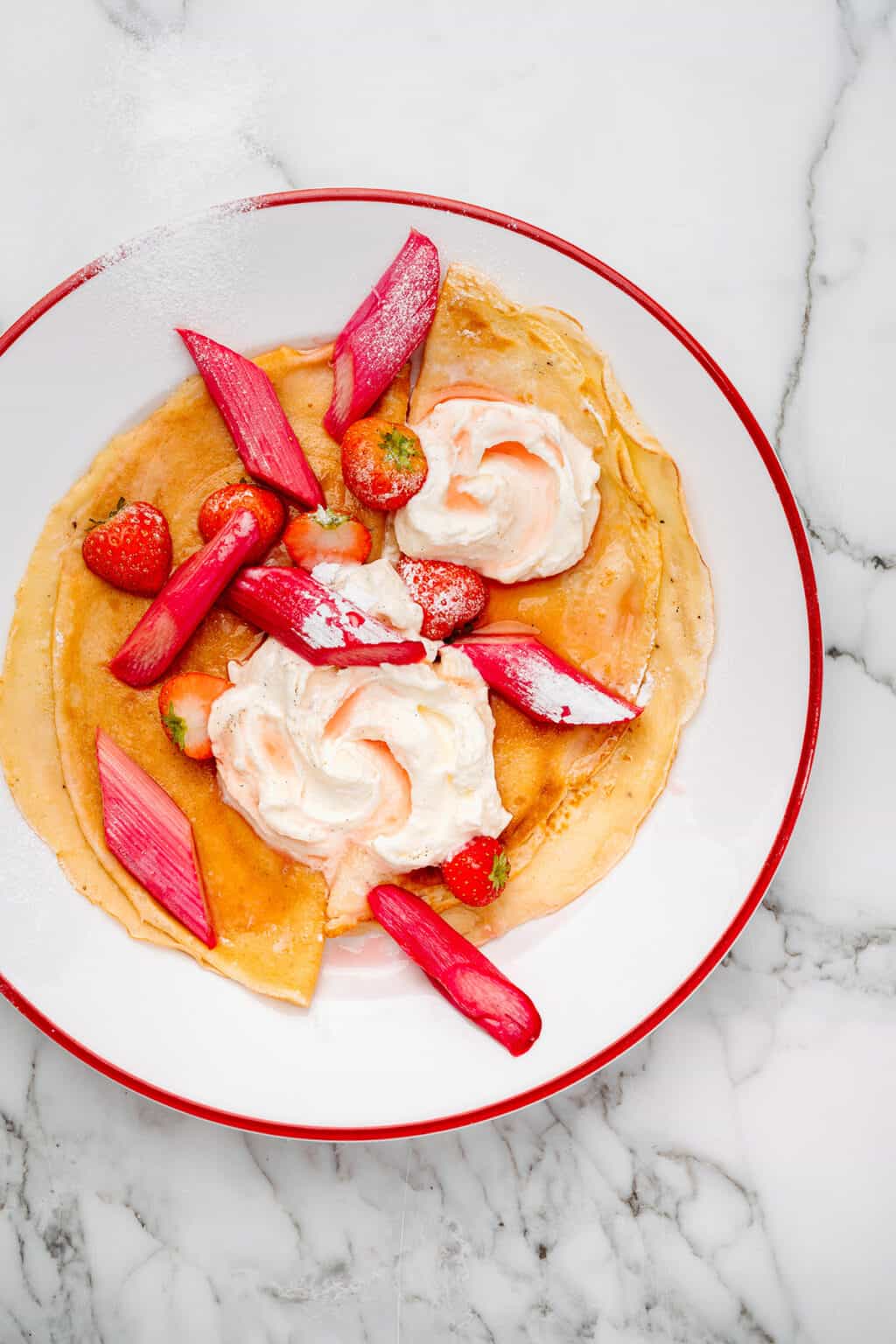 Anijscrêpes met rabarber, aardbeien en hangop - Miljuschka