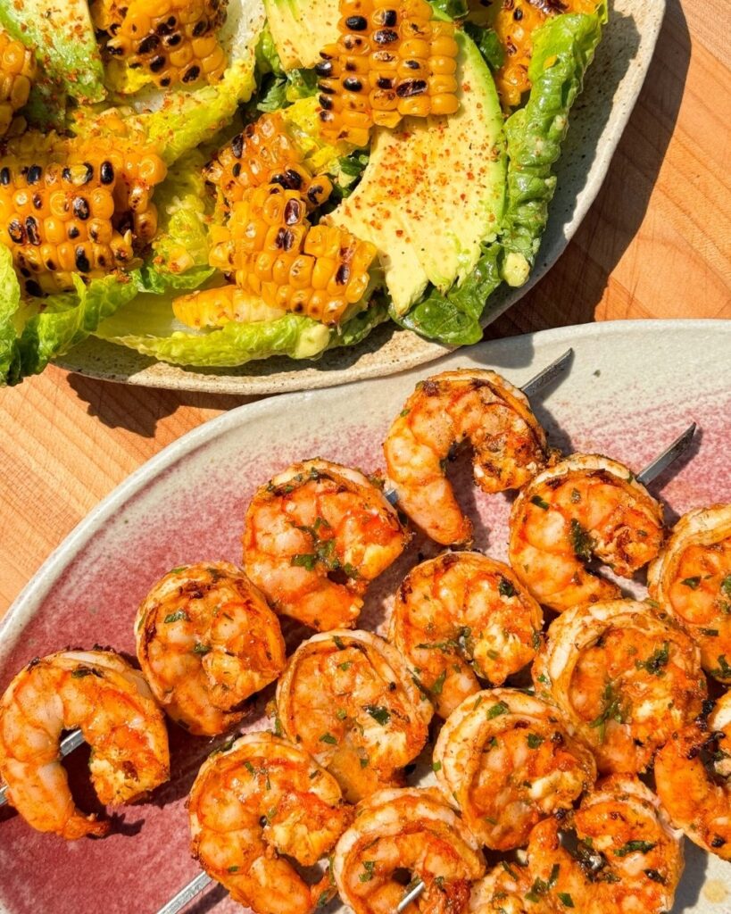 Gamba spiesjes met frisse mais-avocadosalade van de BBQ | Miljuschka
